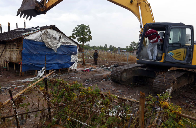 Myanmar police force hundreds from factory area slums | Mizzima Myanmar ...